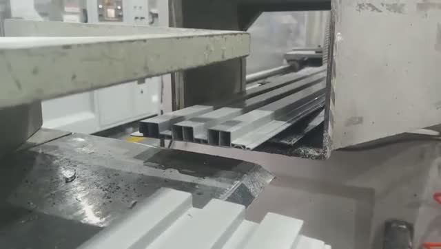 Оснастка JARI на линии Kraus Maffei для ПВХ профиля. Фильеры и калибраторы.