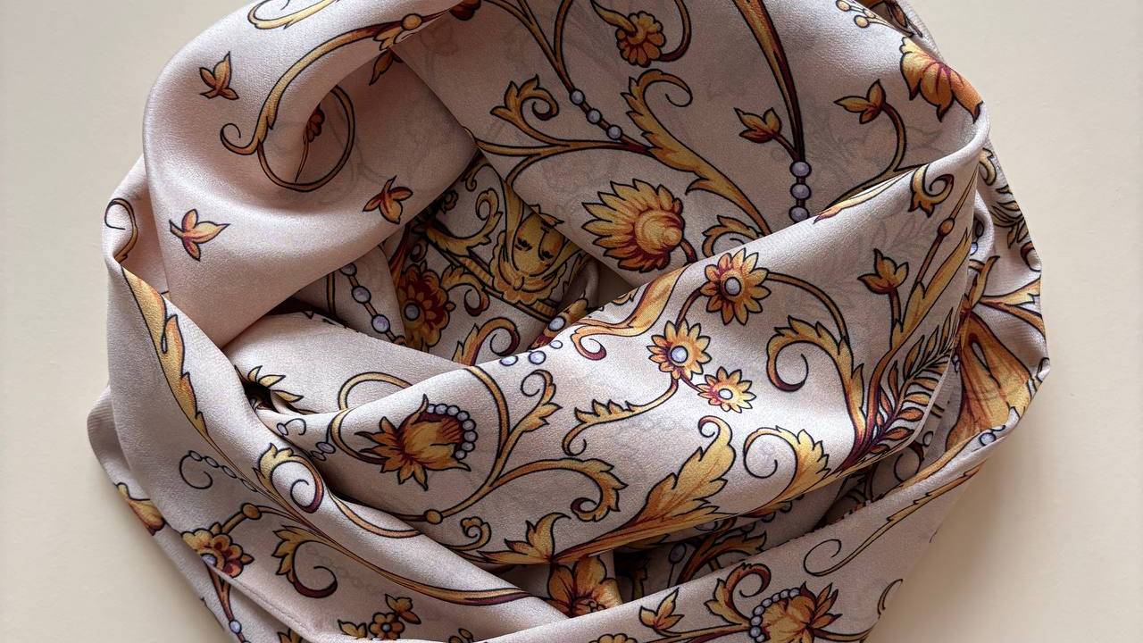 Шёлковый снуд "Пламя свечи" из павловопосадского платка