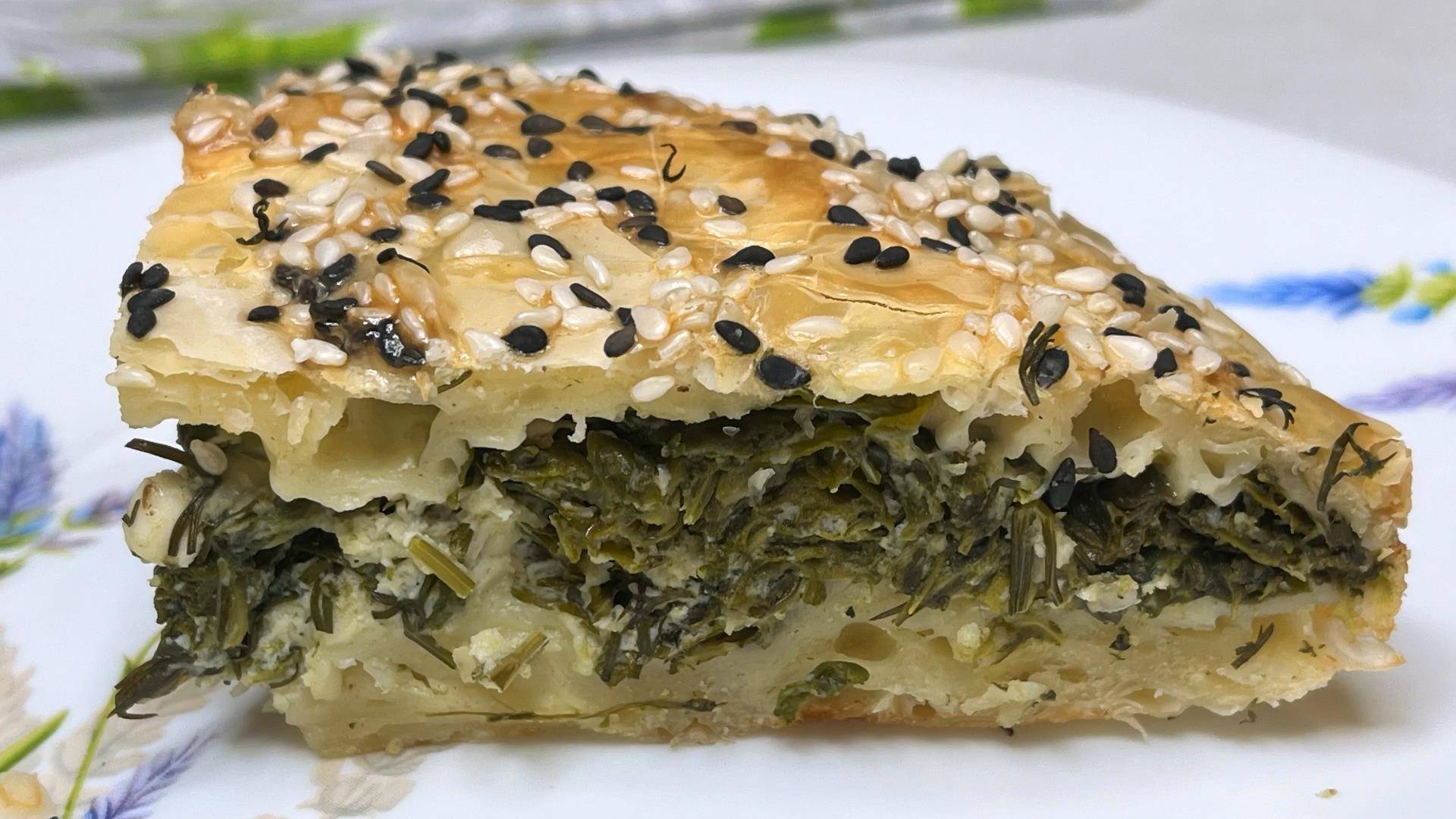 Просто нарежьте фило. Пирог из теста фило со шпинатом, зеленью и сыром. Или с любой другой начинкой.