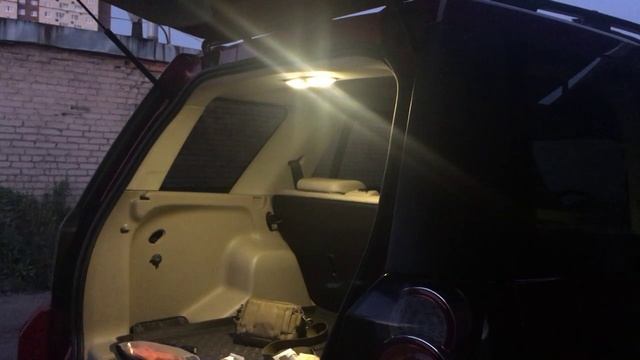 Freelander 2. Включение верхнего плафона багажника