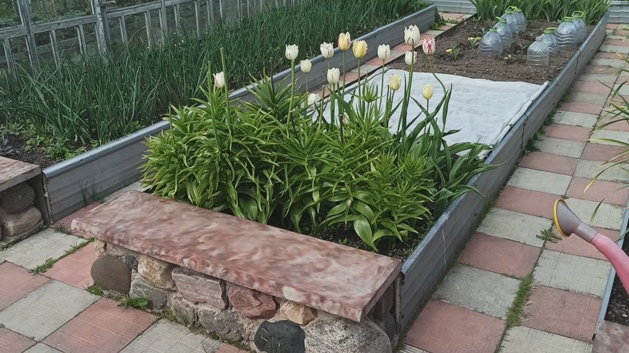 Красивое ограждение для грядки из камней с раствором.