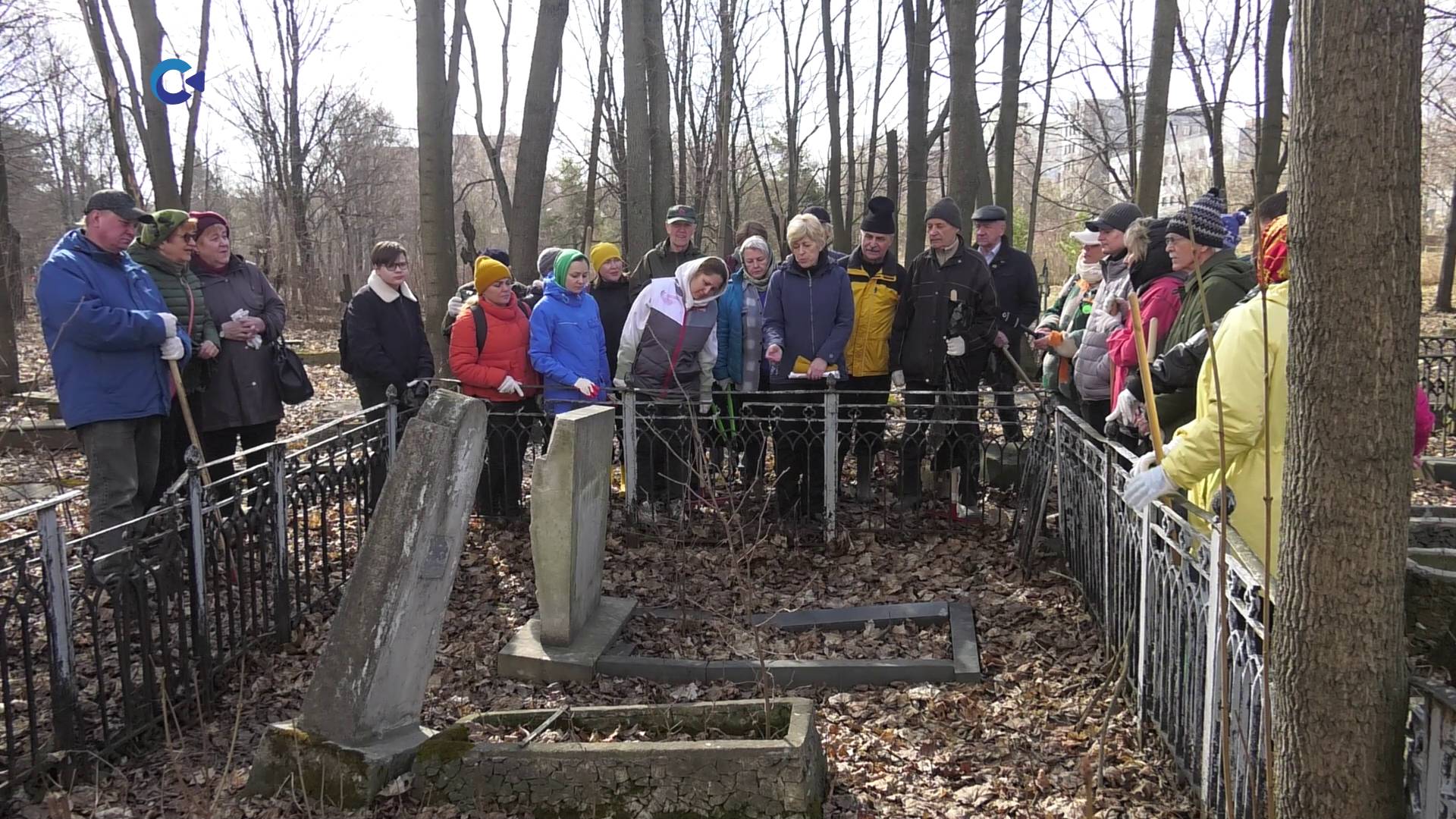 На Зарецком кладбище в Петрозаводске прошёл масштабный субботник