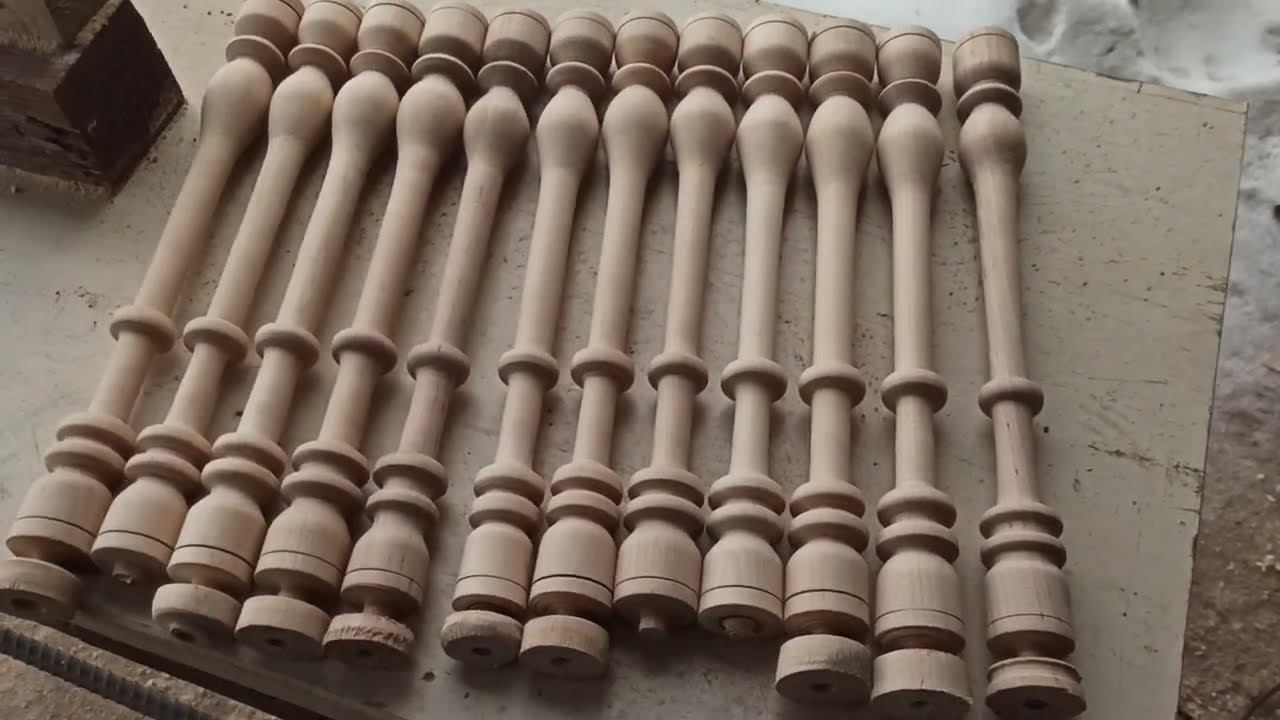 Токарник по дереву. Точу балясины для этажерки в первый раз.