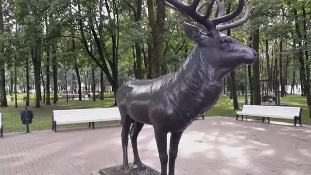 Трофейный олень и садовые качели. Городской сад Смоленска им.Глинки. Продолжаю обзор.