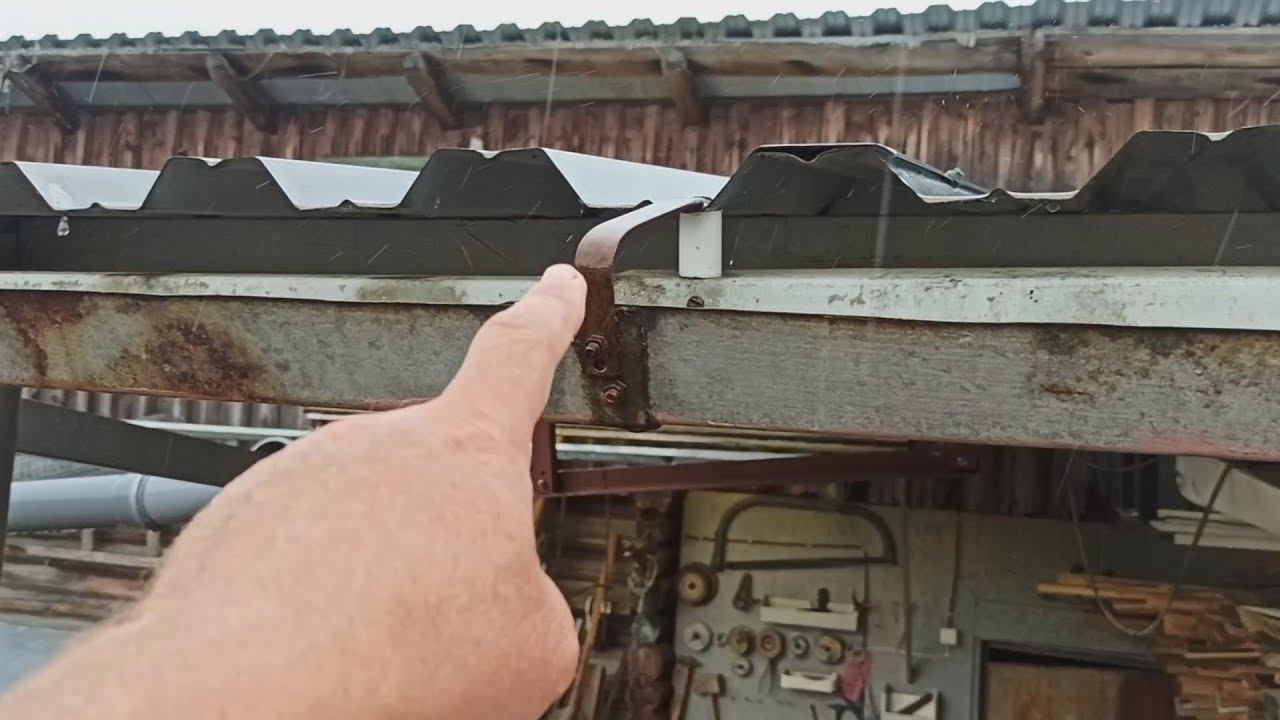 Желоб для водостока из профнастила и канализационных труб.