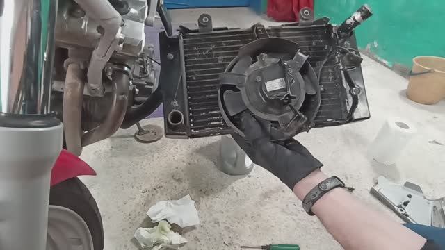 Как снять радиатор на мотоцикле Honda CB-1