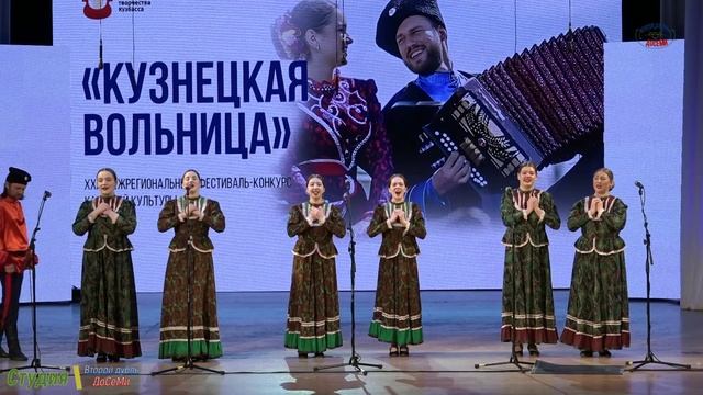 "Вот скрылось солнце за горою", "Фронтовые частушки".