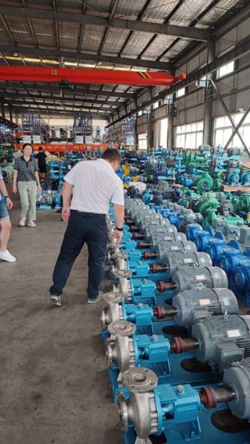 Совместный визит с клиентами на завод по производству насосов в Китае.