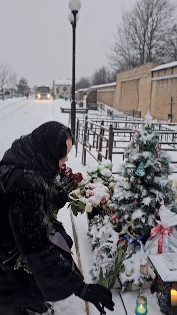 Возложение цветов на могилу
