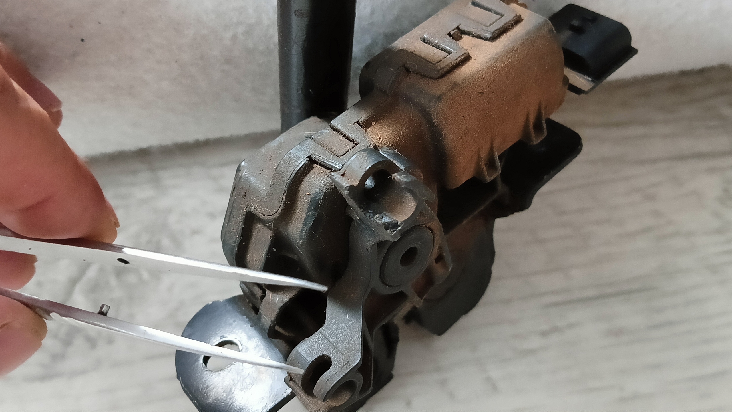 Замена замка багажника Гранта Лифтбек. Отломил ограничение тяги.