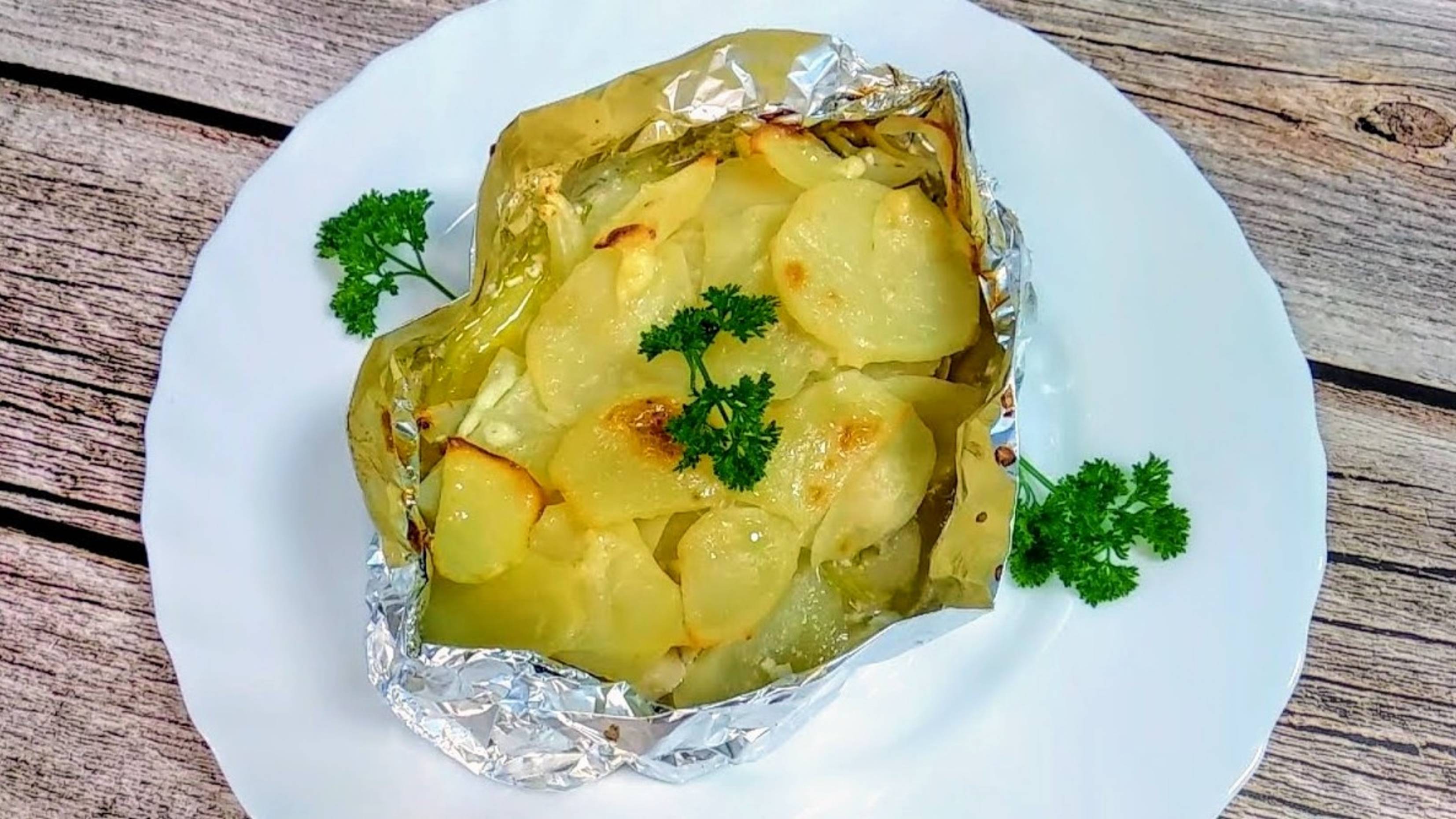 Просто и вкусно. Сочное мясо с  картошкой в духовке рецепт.