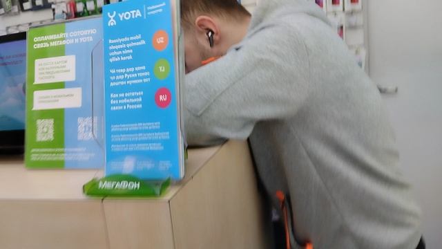 Запомните это лицо. Оно позволяет себе оскорблять людей в инвалидной коляске.😏
И это салон Мегафон