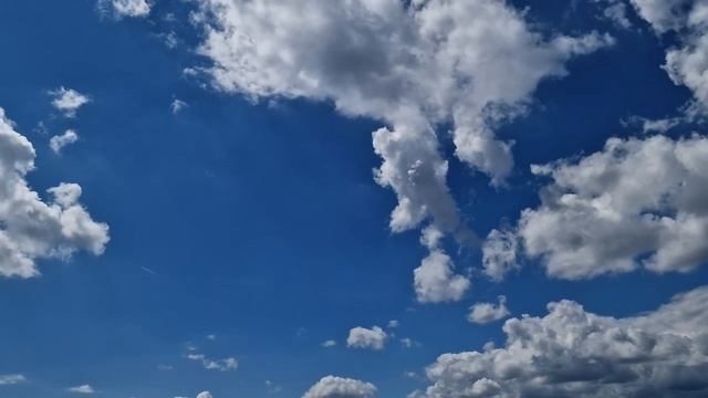 Футаж. Красивые облака быстро плывут по небу. Видео с облаками. Облака. 4К видео-заставка без звука.