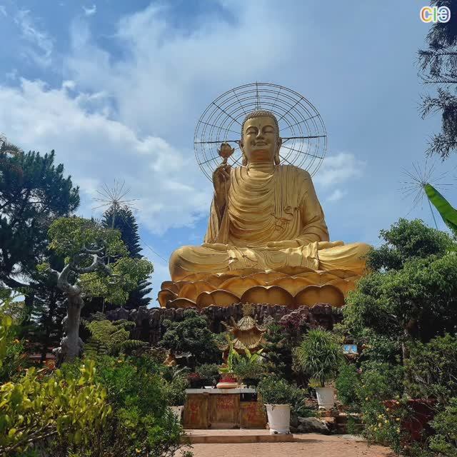 Храм Золотого Будды в Далате Вьетнам.mp4