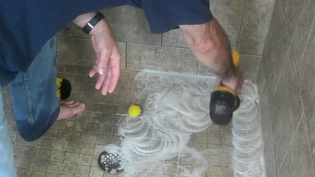 Уборка с использованием смеси уксуса, перекиси водорода и воды