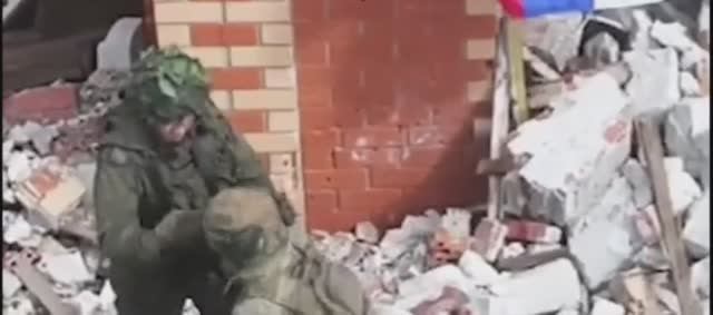 🇷🇺🤝🇰🇵 ⚡Российский и северокорейский бойцы по-братски обнялись после освобождения Суджи