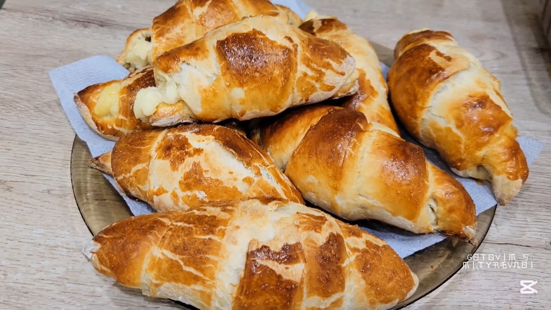 Рогалики с творогом из слоёного теста.Вкусно и просто.