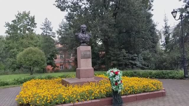 Сквер памяти героев Смоленск.  Кутузов и генералы. Памятник с орлами.