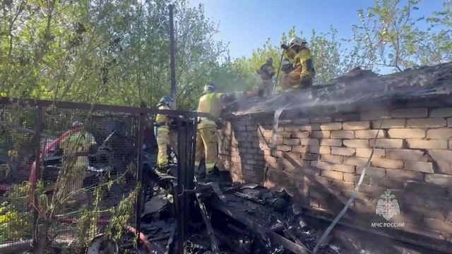 Огнеборцы МЧС России ликвидировали пожар в Снежном