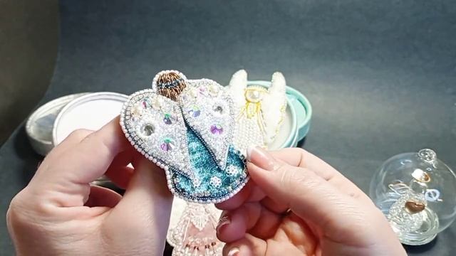 Броши Ангел. Брошь ручной работы. Броши из бисера и страз. Вышивка на бархате.