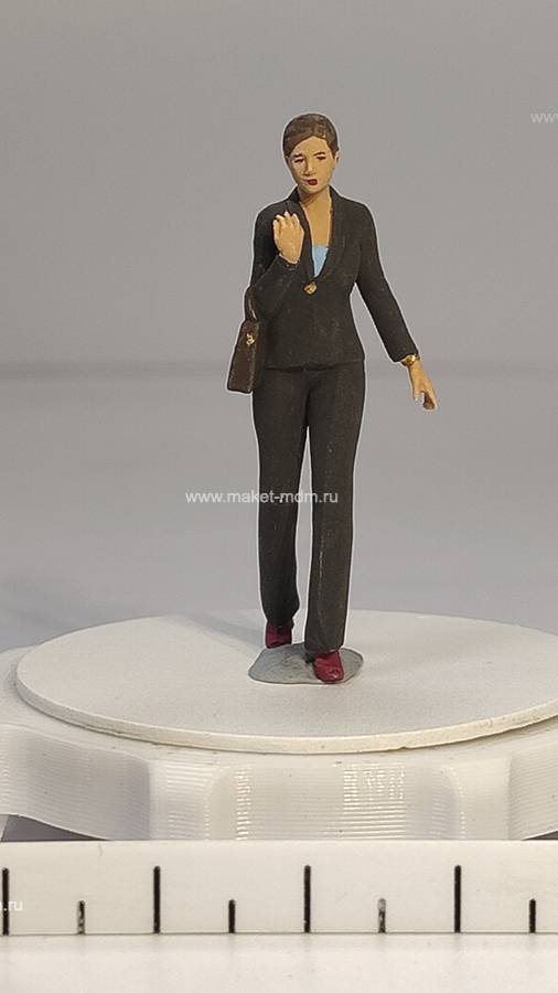 Фигурка для создания макета в масштабе 1:43 (высота 42 мм) 
ЗД печать, ручная роспись.