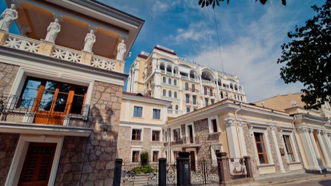 Ялта ул. Екатерининская №3 Апартаменты №34 - 7-й этаж.  тел. +7978-90-90-900