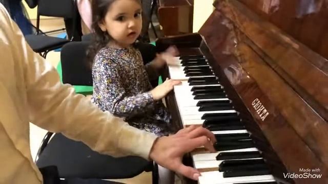 Дочка Камиля учиться играть на пианино!!!