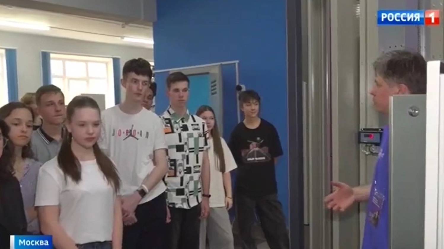 Ученики Школы 1375 приняли участие в профессиональной пробе и стали героями сюжета на федеральном те