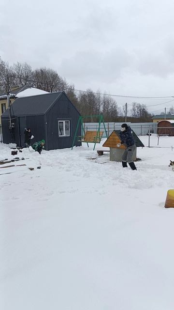 Играем в снежки в апреле 2025