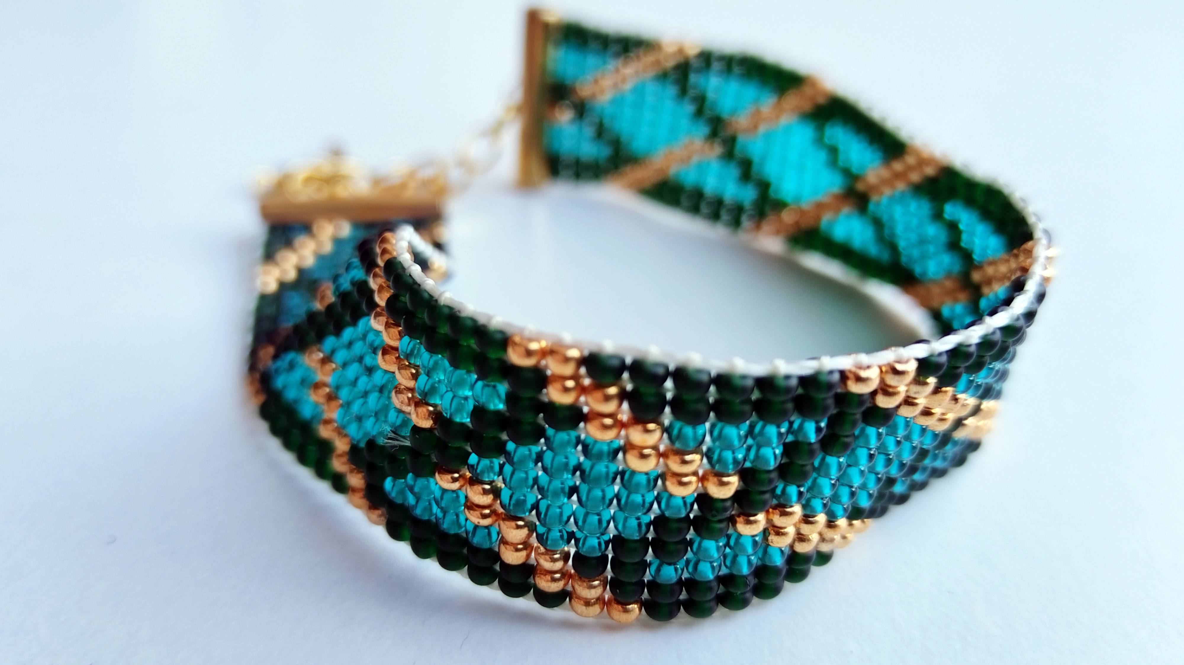 Браслет из бисера . Цвета :Золото , бирюза и зелень