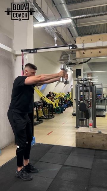 Подъем гантелей перед собой