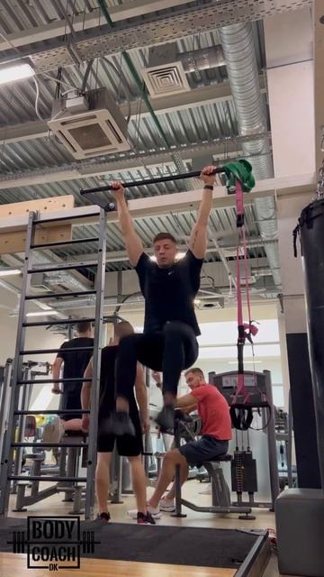 Колени к груди в висе на перекладине