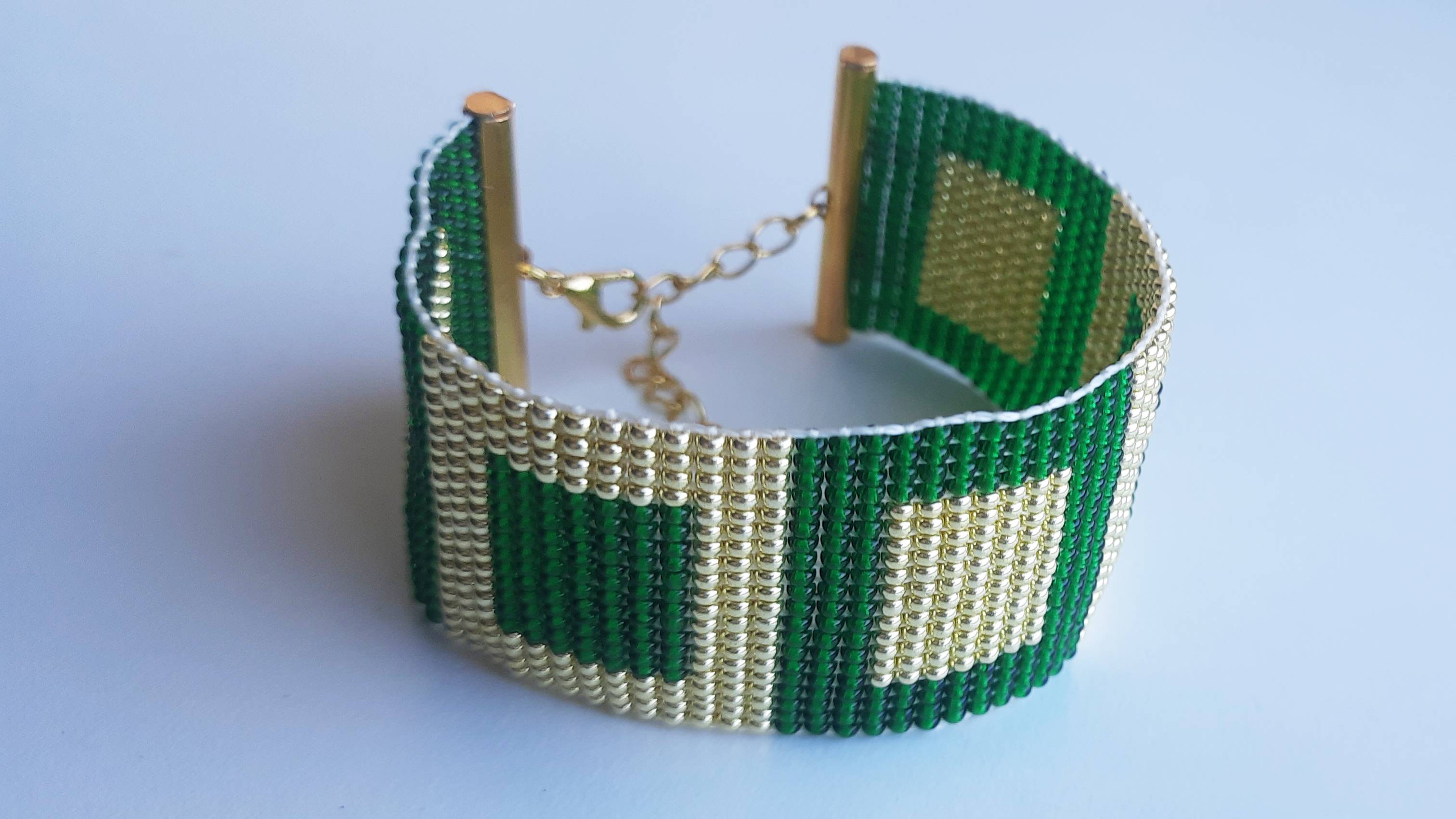 Браслет из бисера квадратами . Цвета - зелёный с золотом