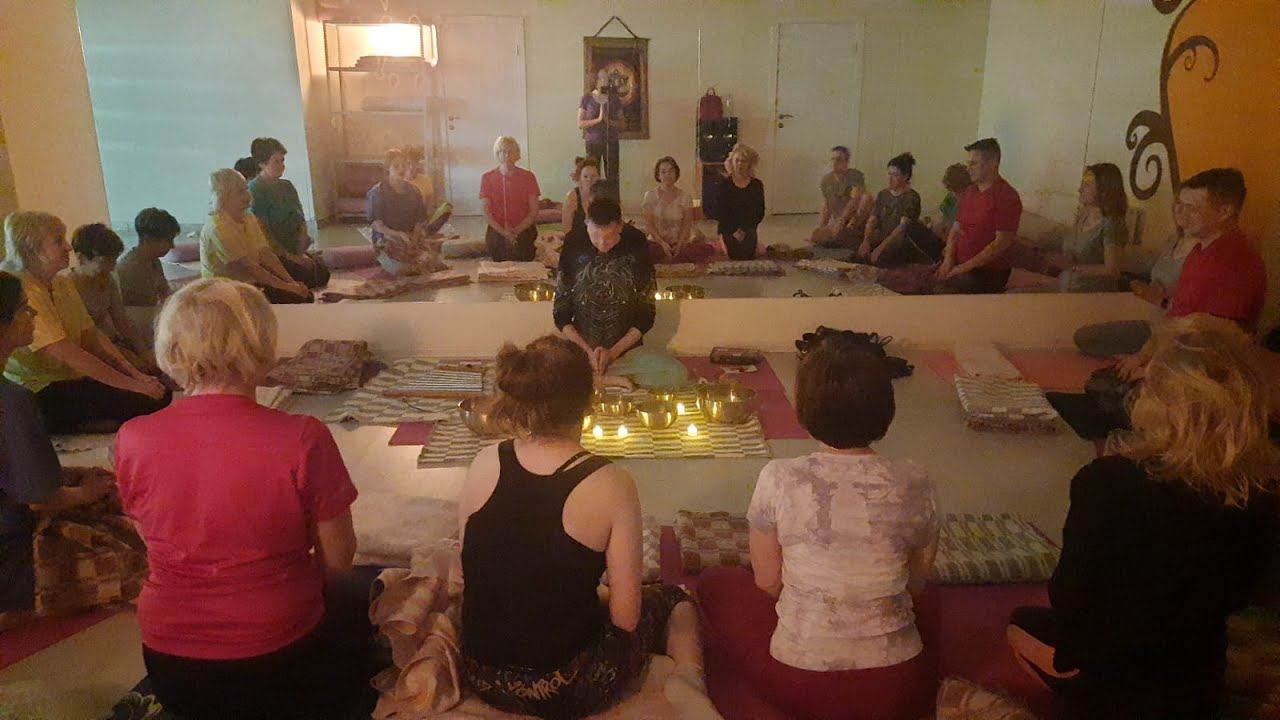 Йога простирания и медитация с тибетскими чашами.