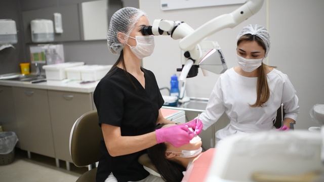 Лечение зубов под микроскопом