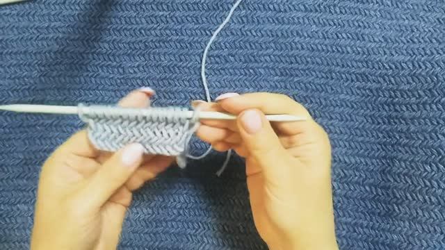 Узор рыбья кость спицами (плотный узор, подходит для тёплых вещей). Двухсторонний.