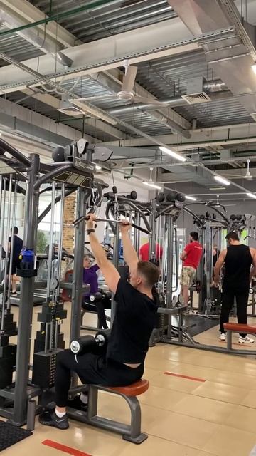 Вертикальная тяга обратный хват