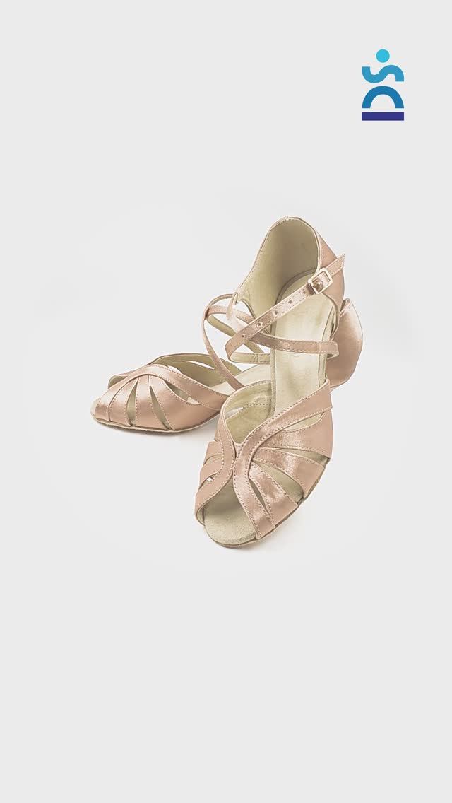 Сочетается с любыми нарядами)