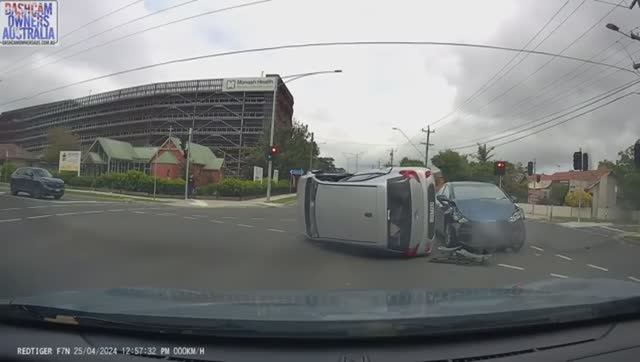 Когда дятел за рулём... :(