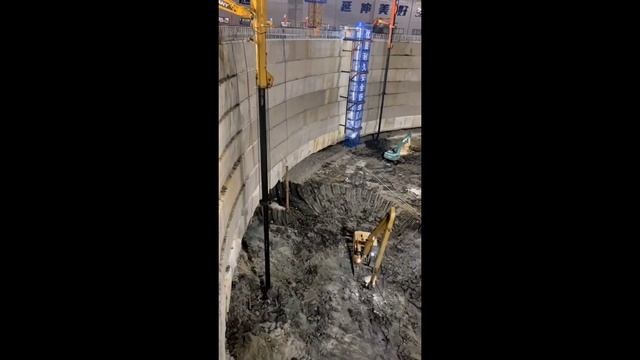 Телескопическая стрела с глубиной копания 32 м