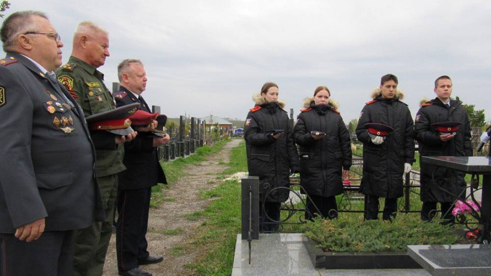 В Чувашии сотрудники полиции, ветераны и кадеты навестили места захоронений стражей порядка