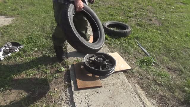 Замена задней покрышки на мотоцикле Bajaj Avenger street 220.