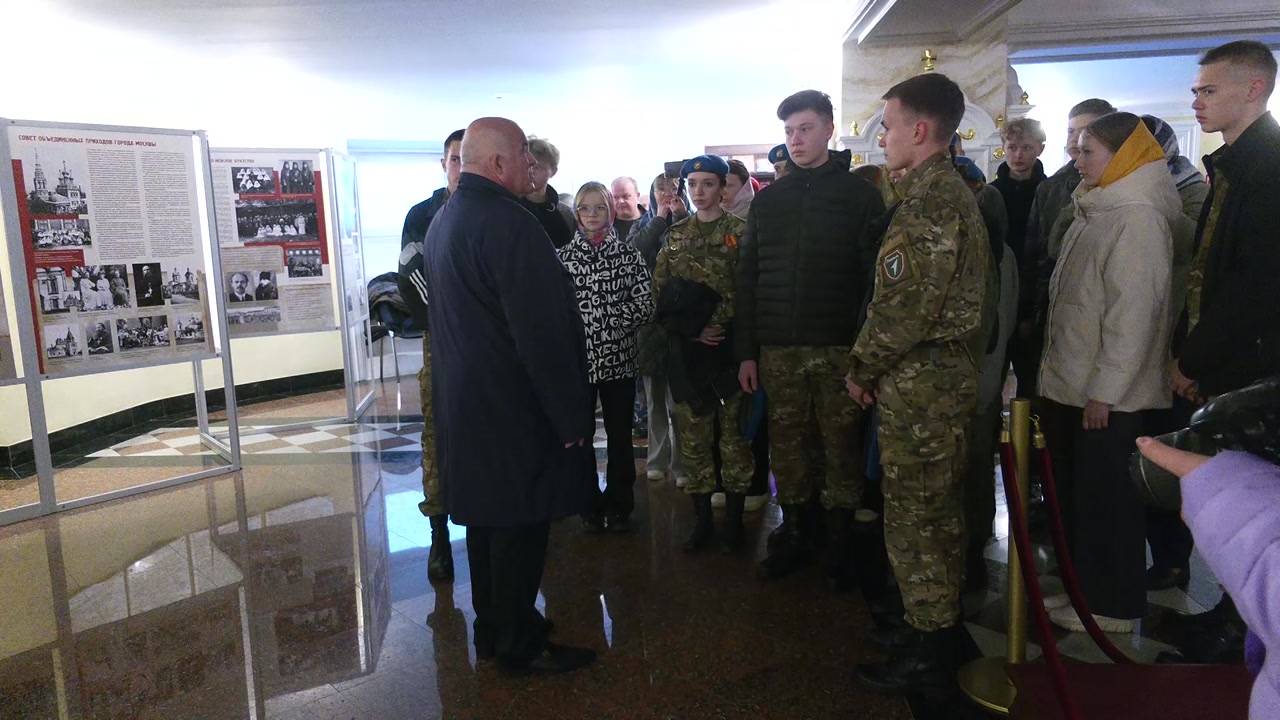 Сергей Ситников провел экскурсию для юных галичан по территории Костромского кремля