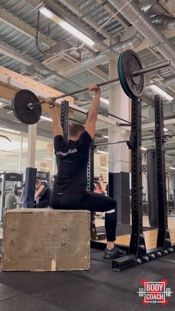 Жим штанги вертикально сидя