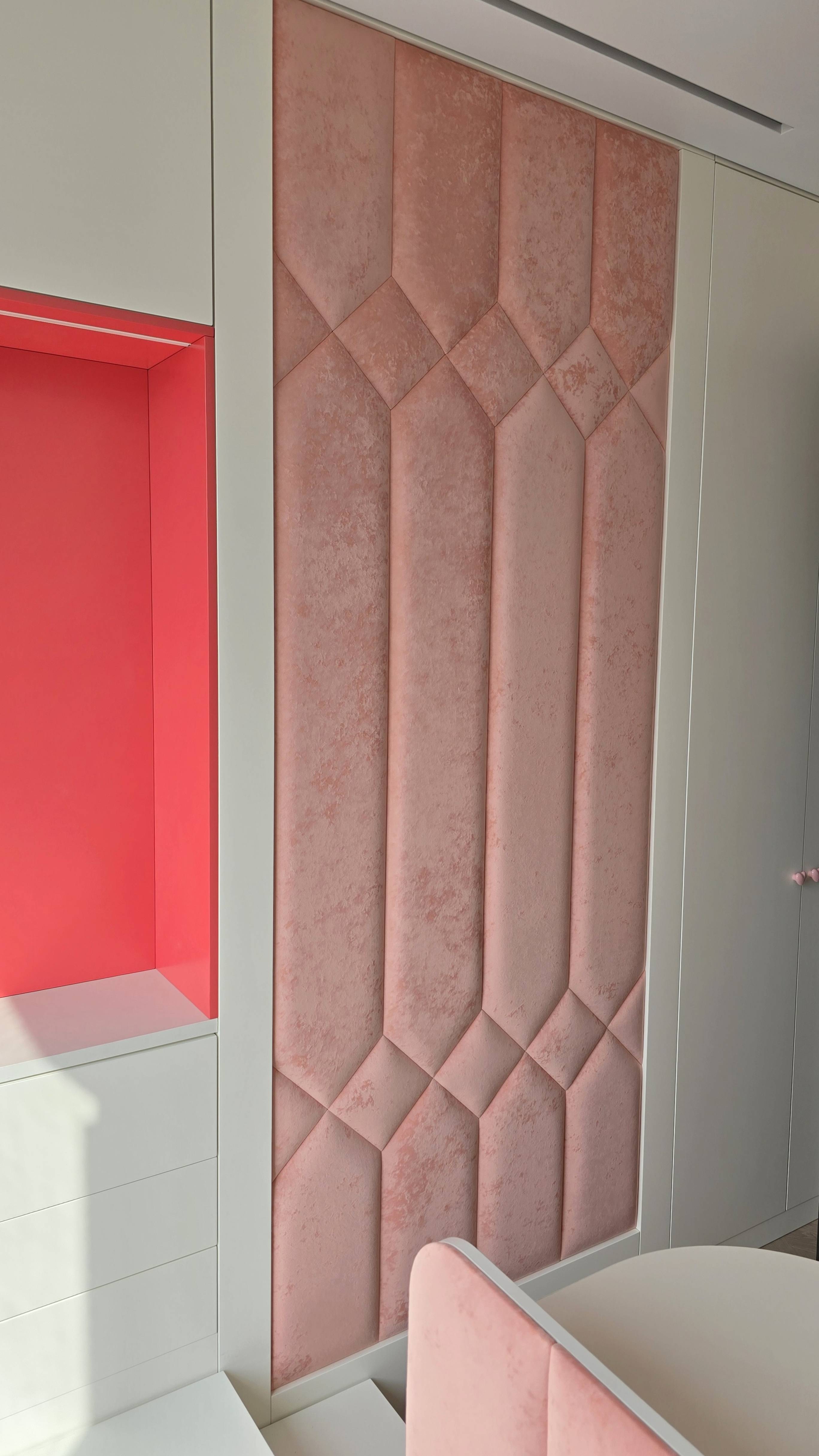 Розовые панели в детской - монтаж