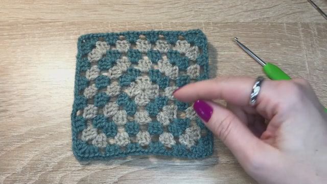 АЖУРНЫЙ ДВУХЦВЕТНЫЙ "БАБУШКИН КВАДРАТ" КРЮЧКОМ