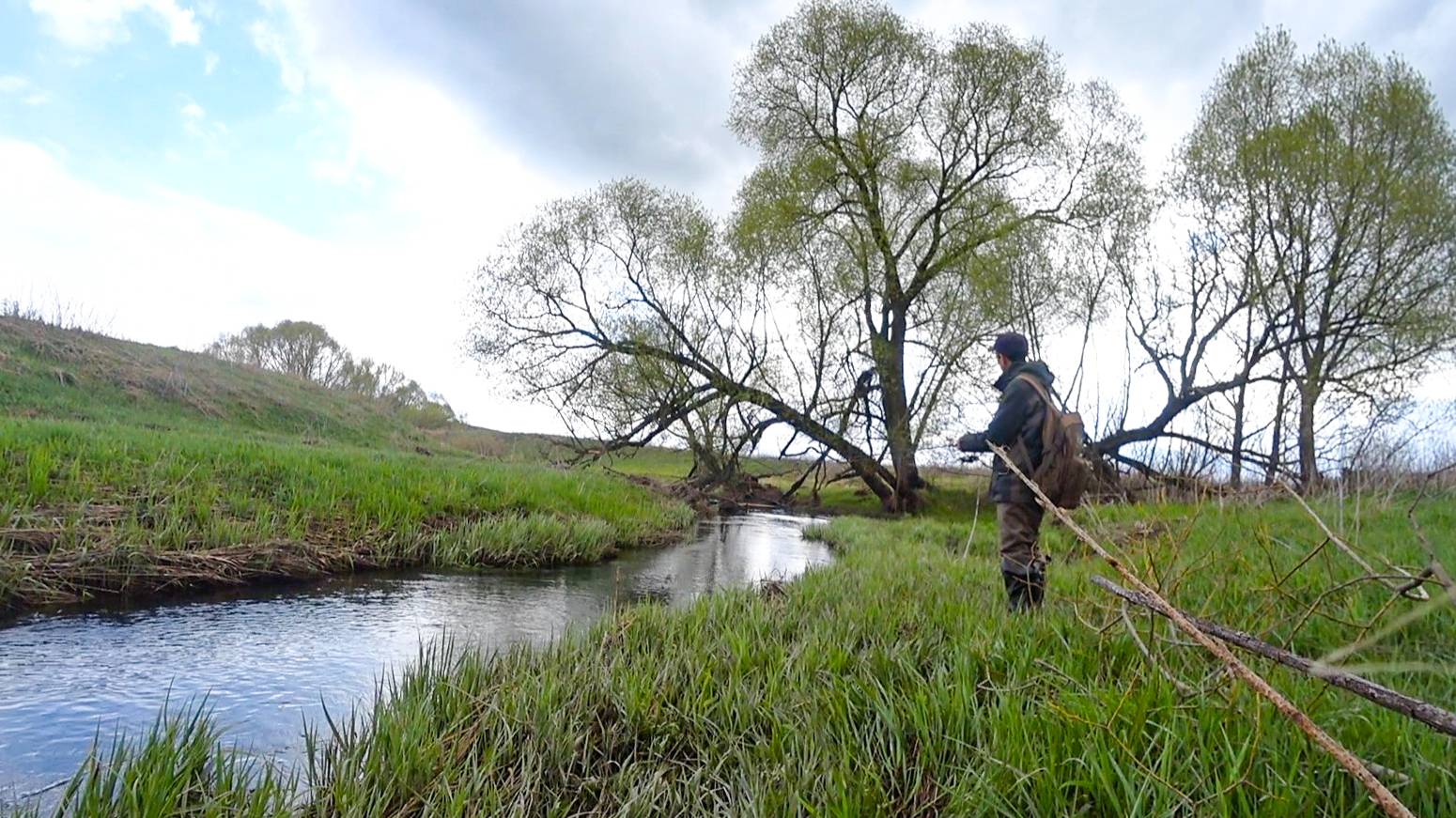 ТУТ РЕКУ ПЕРЕПРЫГНЕШЬ, а СТОЛЬКО ЩУКИ! Рыбалка на спиннинг в мае