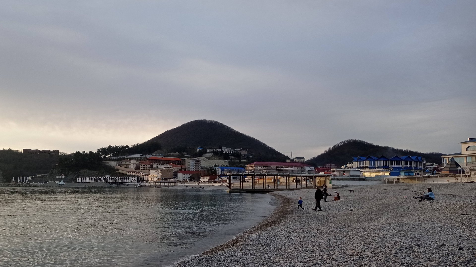 Ольгинка. Скалы мыса Грязнова дикое место для отдыха.