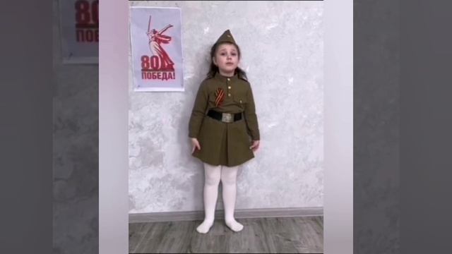 Елизавета Скиба читает стихотворение Владимира Александровича Степанова «Приходят к дедушке друзья»