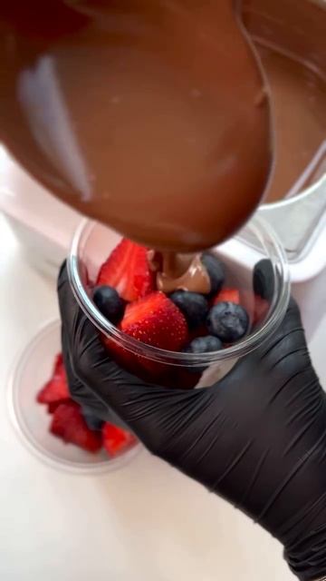 Клубника в растопленном шоколаде в прозрачном стакане — элегантный десерт к кофе или шампанскому